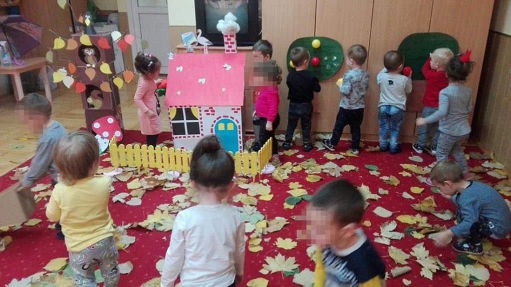 "Can I play with you? " it's a daily play in which kids play roles.